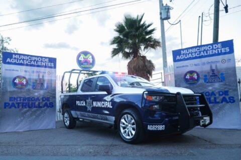 Leo Montañez entrega patrulla nueva en el fraccionamiento Palomino Dena ...
