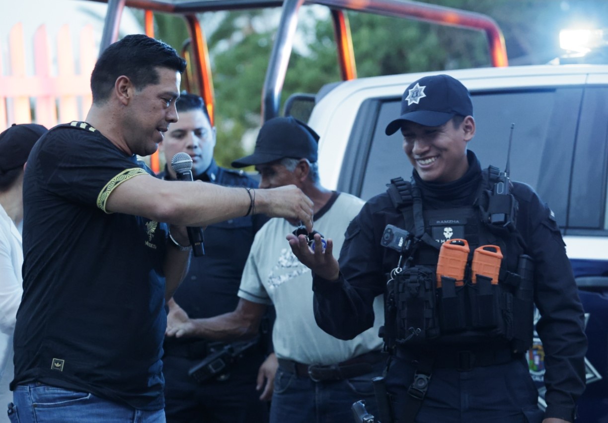 Leo Montañez entrega patrulla en Palomino Dena – El Clarinete